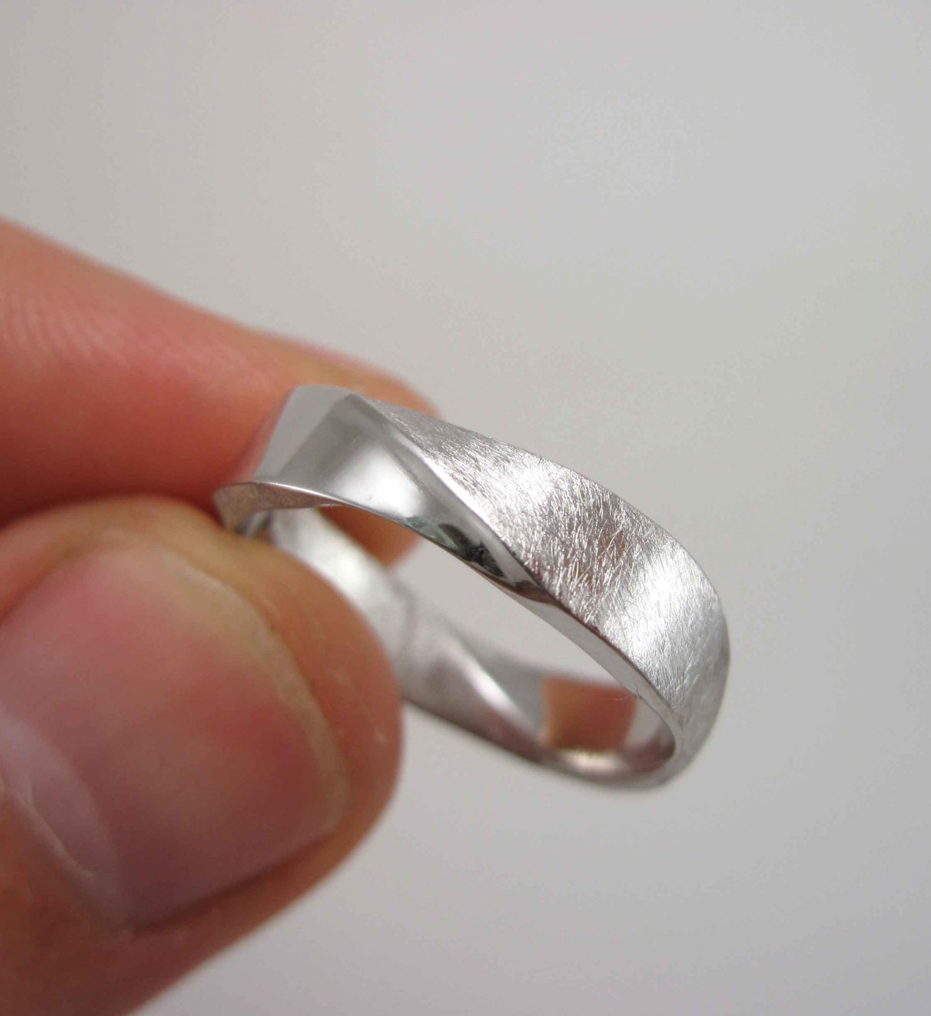 Mobius Wedding Band For Him, 5mm Mobius Ring In 14k Gold | Benati