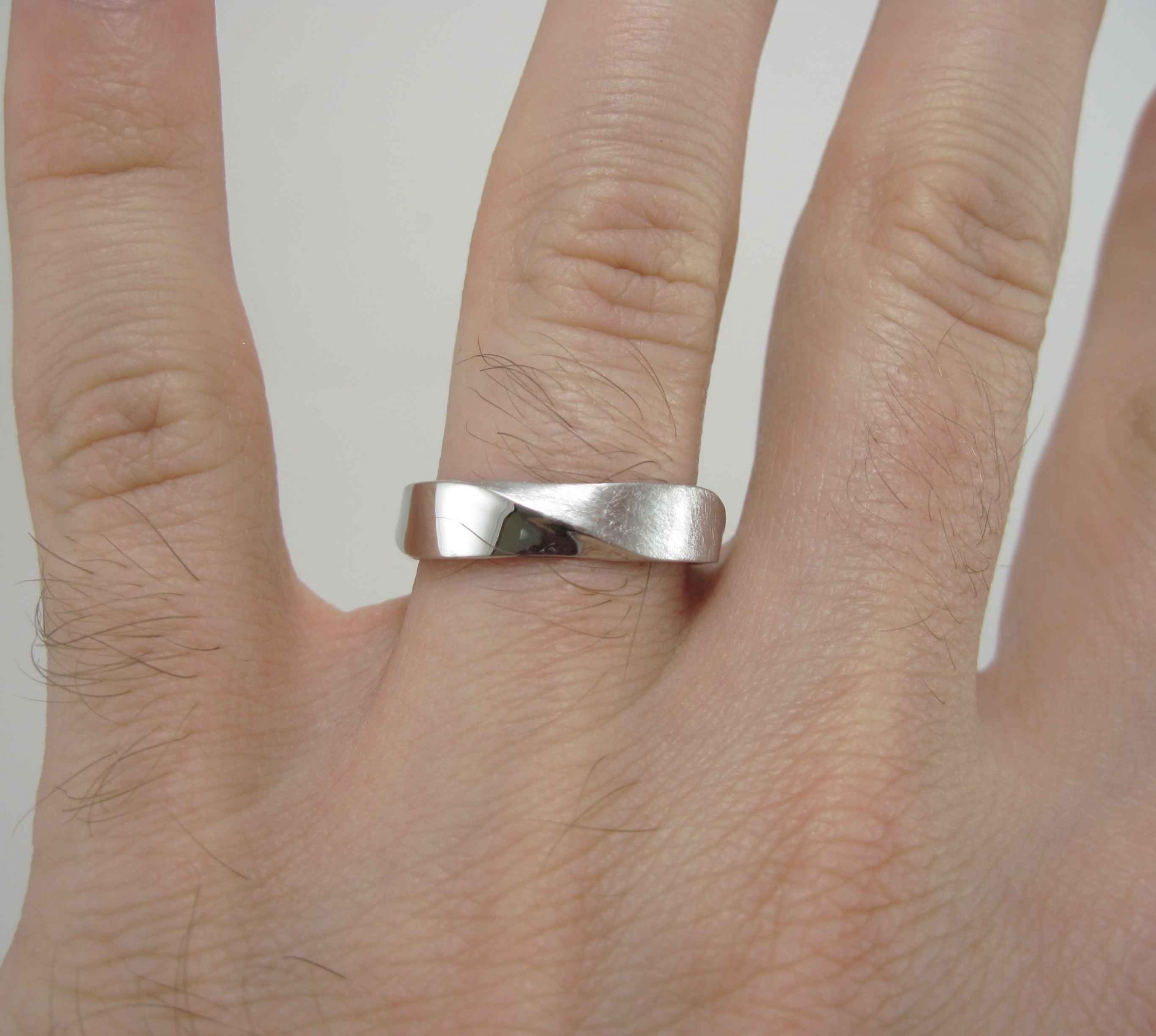 18k Mens wedding Ring, Mobius Wedding band | Benati