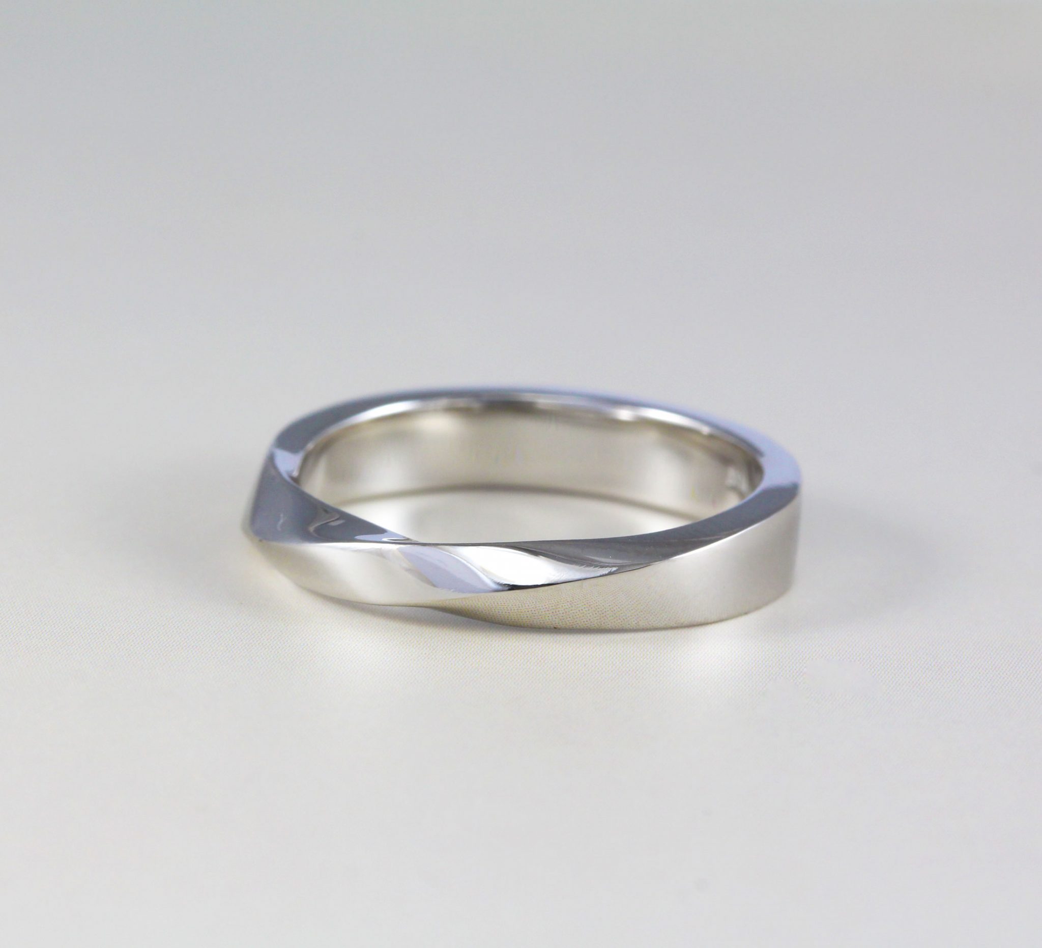 18k Mobius Wedding Ring, 4mm Mobius Wedding Band | Benati