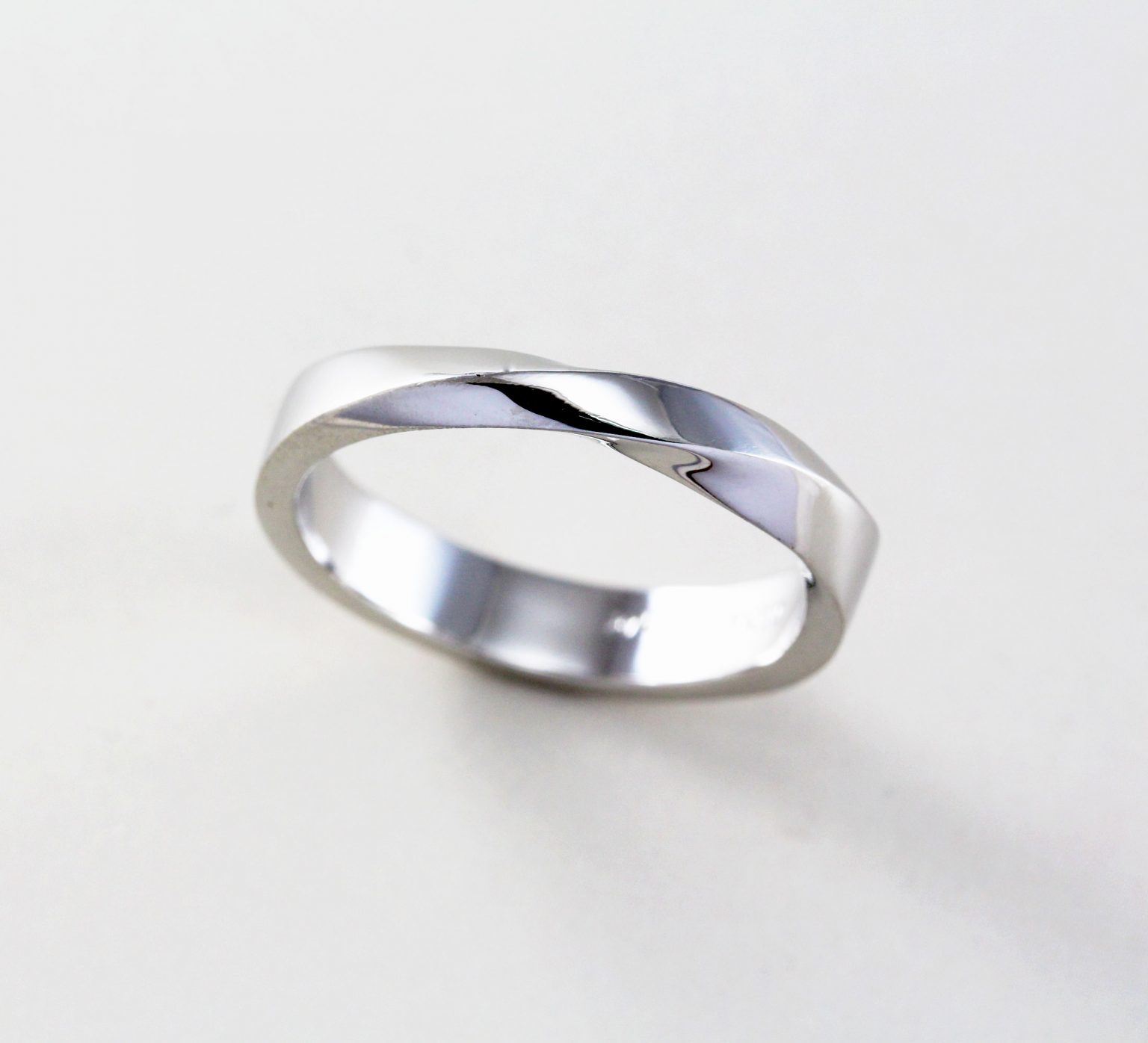 18k Mobius Wedding Ring, 4mm Mobius Wedding Band | Benati