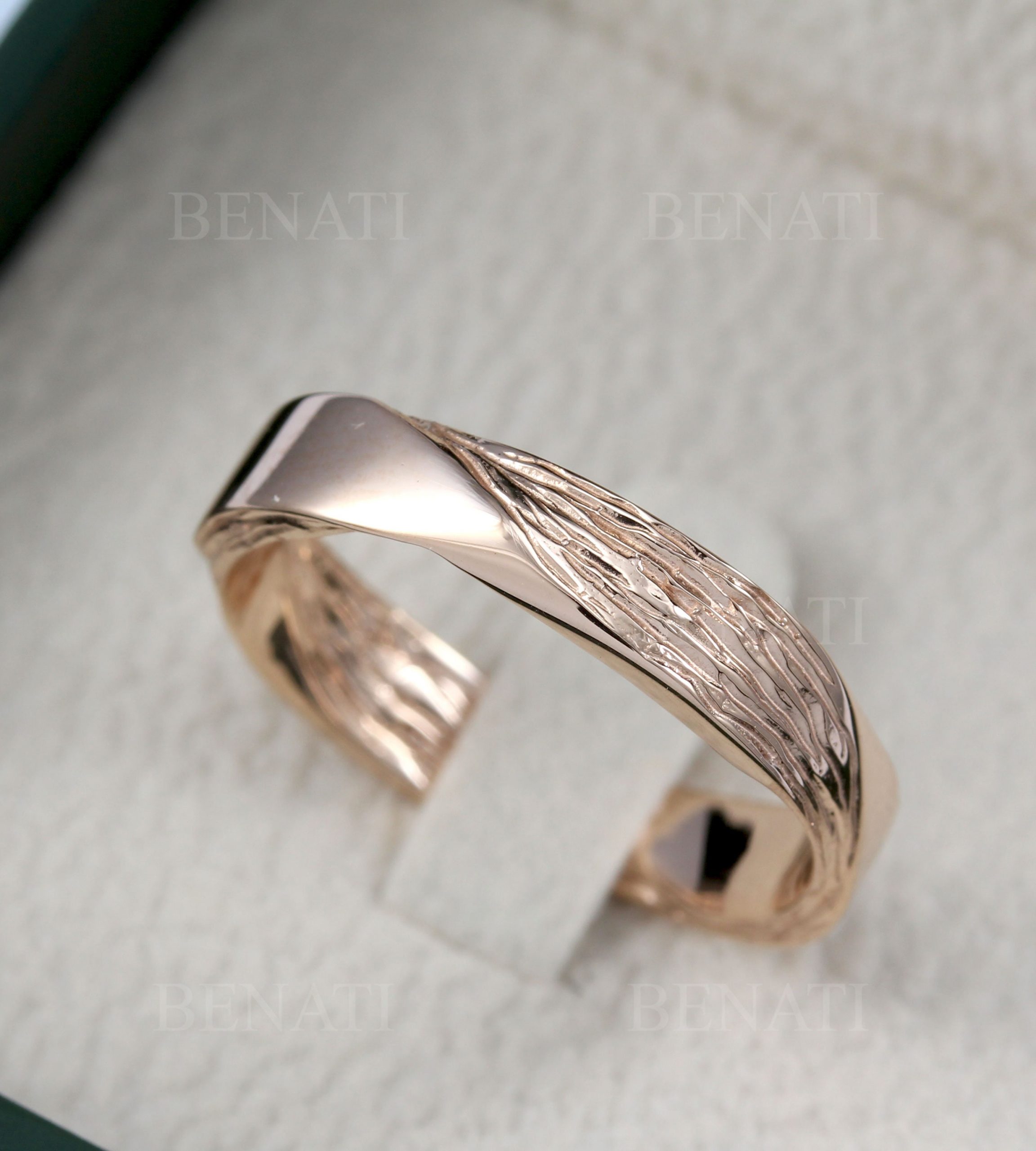 Rose Gold Mobius Wedding band With Wood Texture 4.5mm | Benati