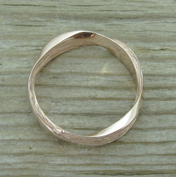 Rose Gold Mobius Wedding band With Wood Texture 4.5mm | Benati