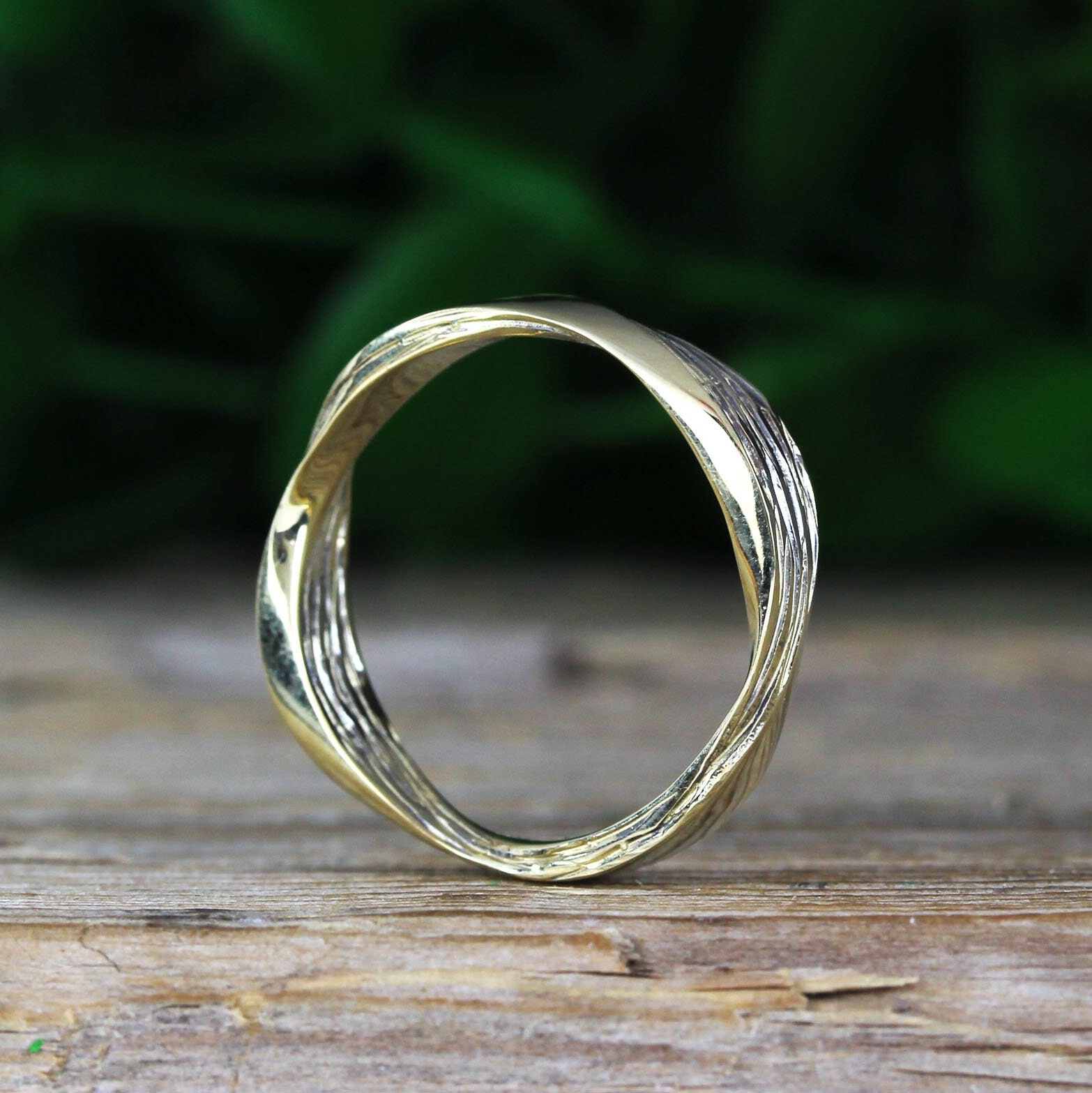 Solid Gold Mobius Mens Wedding band, Wood Texture Band | Benati